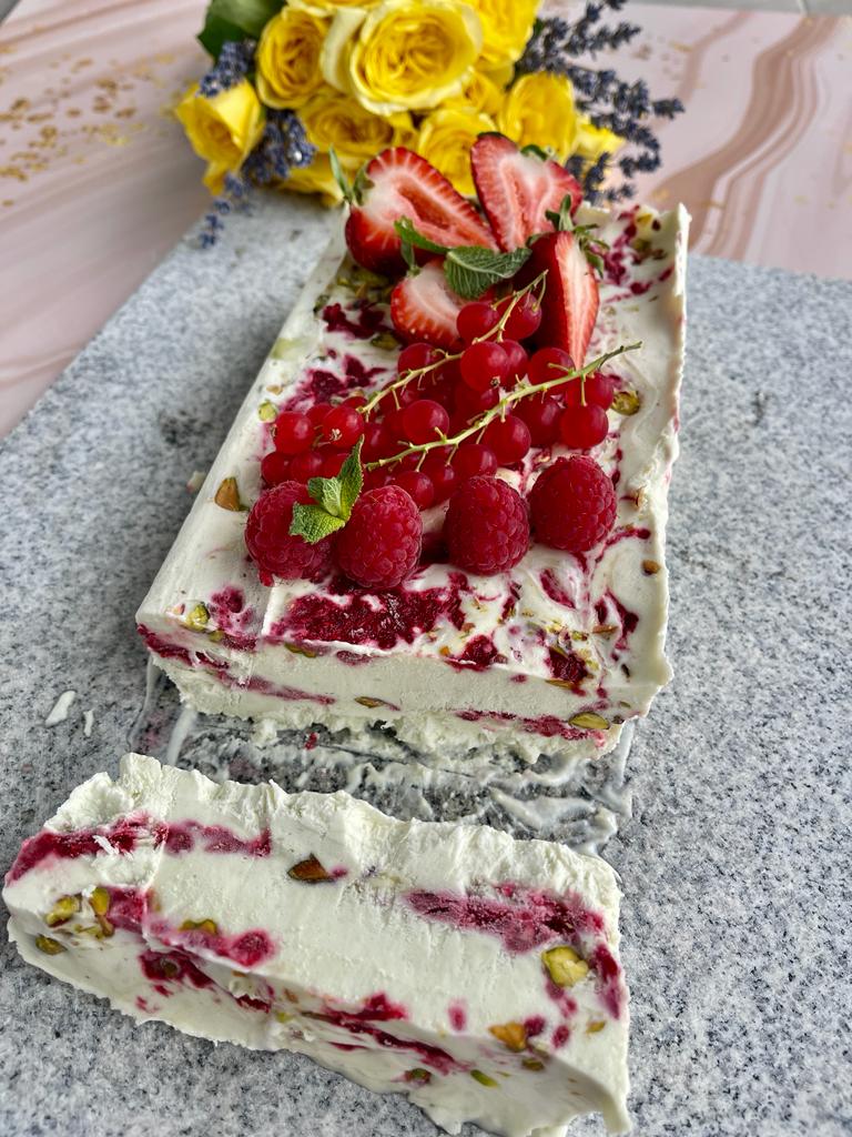 Semifreddo cu zmeură, pastă de fistic și lapte condensat - Adi Hădean